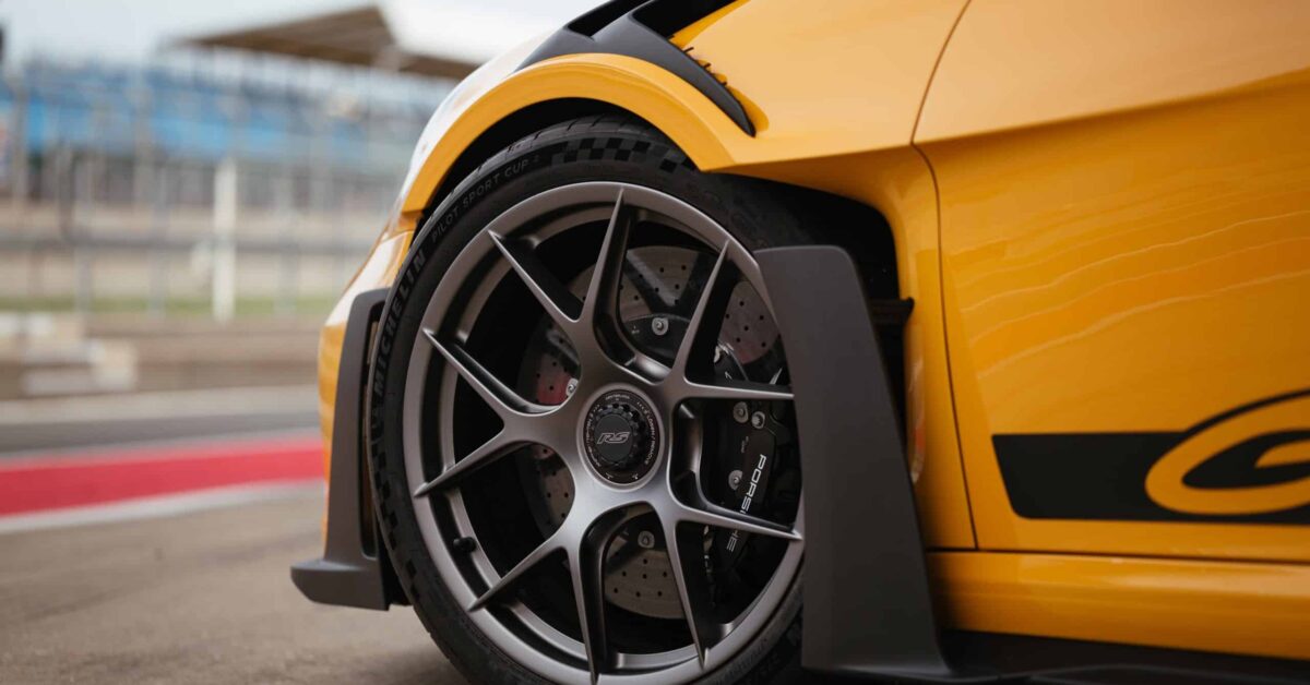 Porsche 911 992 GT3 RS in Yellow (42) | Porsche Knowledge